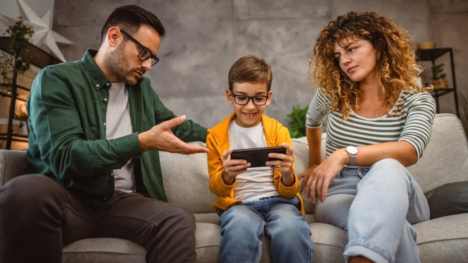 Children glued to screens? Expert shares a detailed guide for parents ...